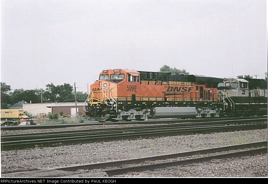 BNSF 5999 rolls west of Carlin Junction into the Lincoln yard.